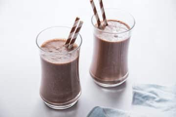 Mexican Chocolate Breakfast Shake Recipe - OhMyVeggies.com