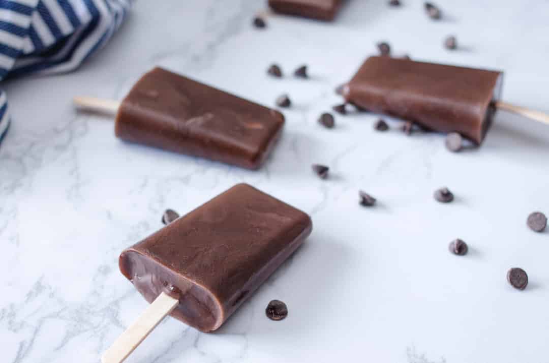 Healthy Chocolate Fudge Popsicles | Oh My Veggies