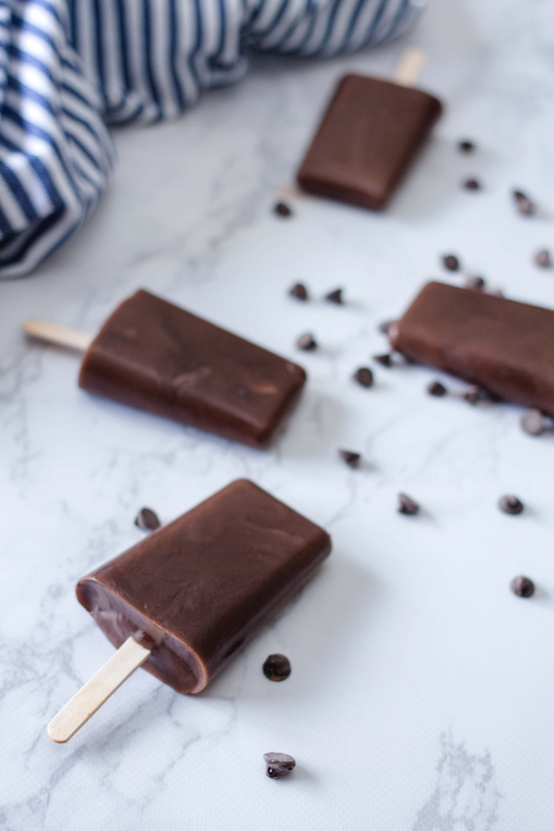 Healthy Chocolate Fudge Popsicles | Oh My Veggies