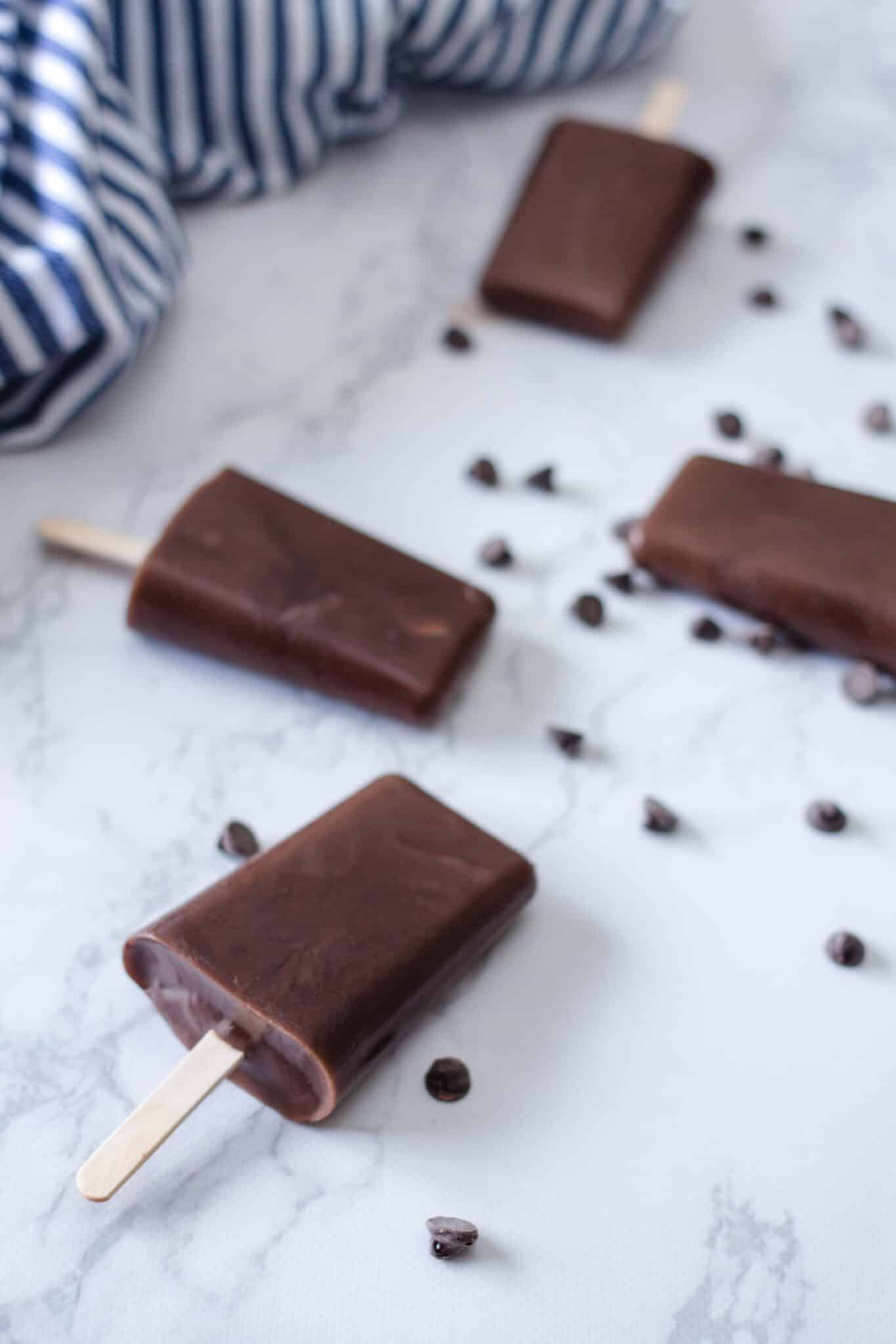 Healthy Chocolate Fudge Popsicles | Oh My Veggies