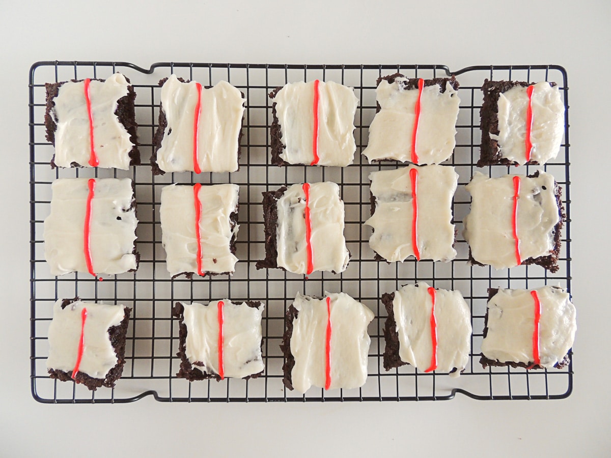 Easy Christmas Brownies - Oh My Veggies